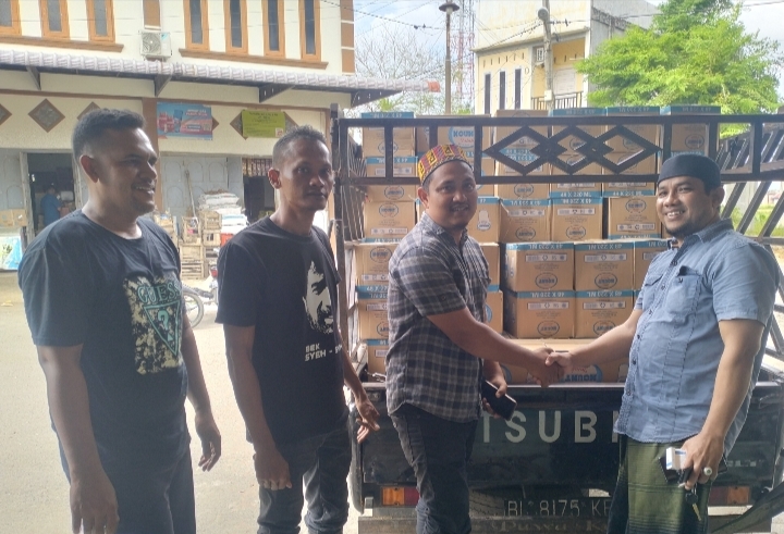 Imum Jon Berikan Sumbangan Air Mineral ke Mesjid di hari Meugang ...